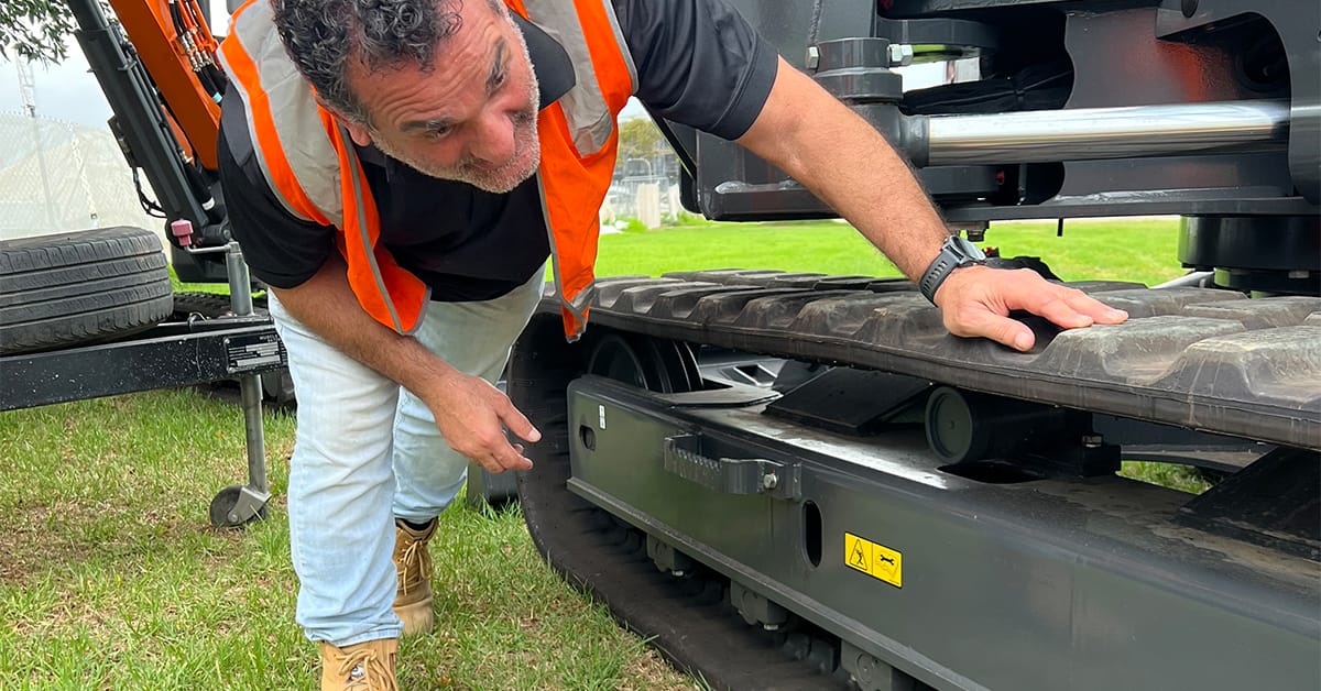 How to operate an excavator - Conplant